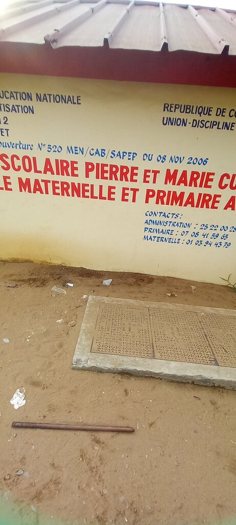 Ortaokul Pierre and Marie Curie School Group, Abican, foto