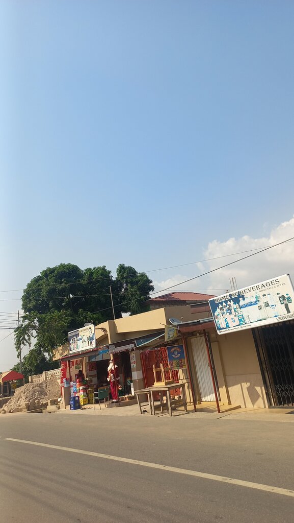 Su satışı Obaatanpa Home of Beverages, Akra, foto