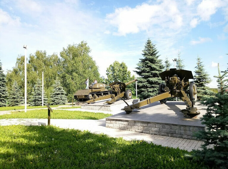 Teknoloji anıtı Тяжёлый танк ИС-2, Nijnekamsk (Tüben Kama), foto