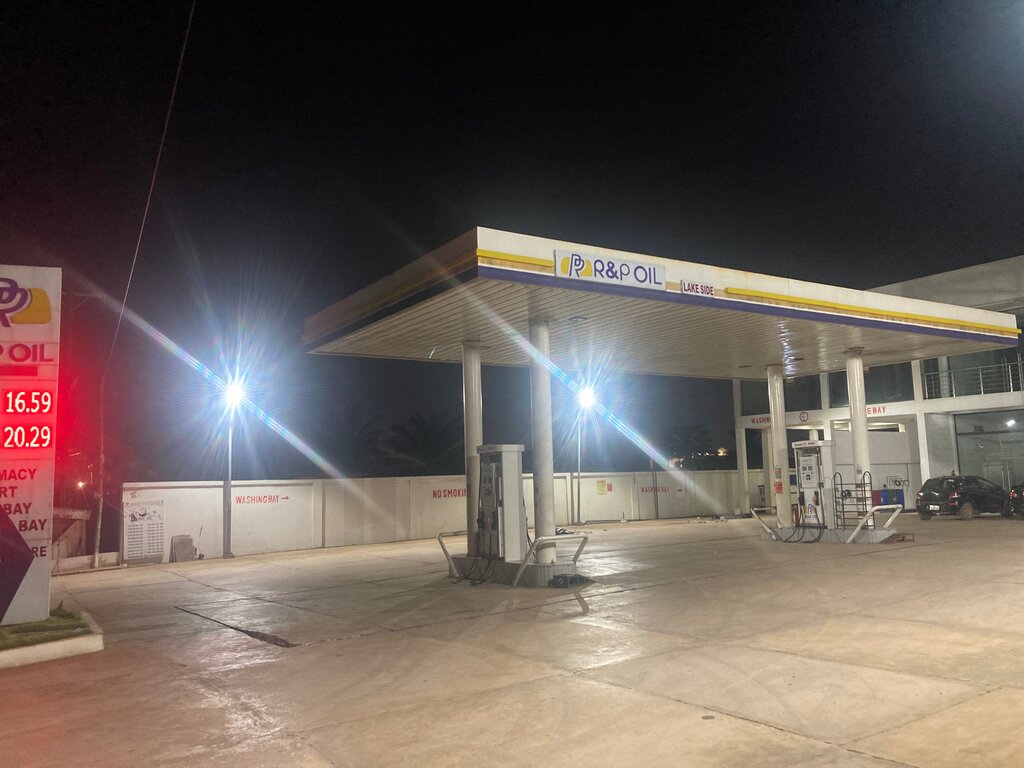 Benzin istasyonu R and POil, Dünya, foto