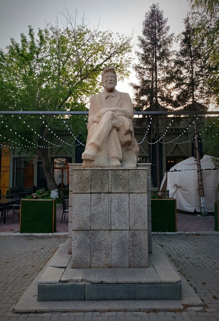 Anıt, heykel A. P. Chekhov, Pavlodar, foto