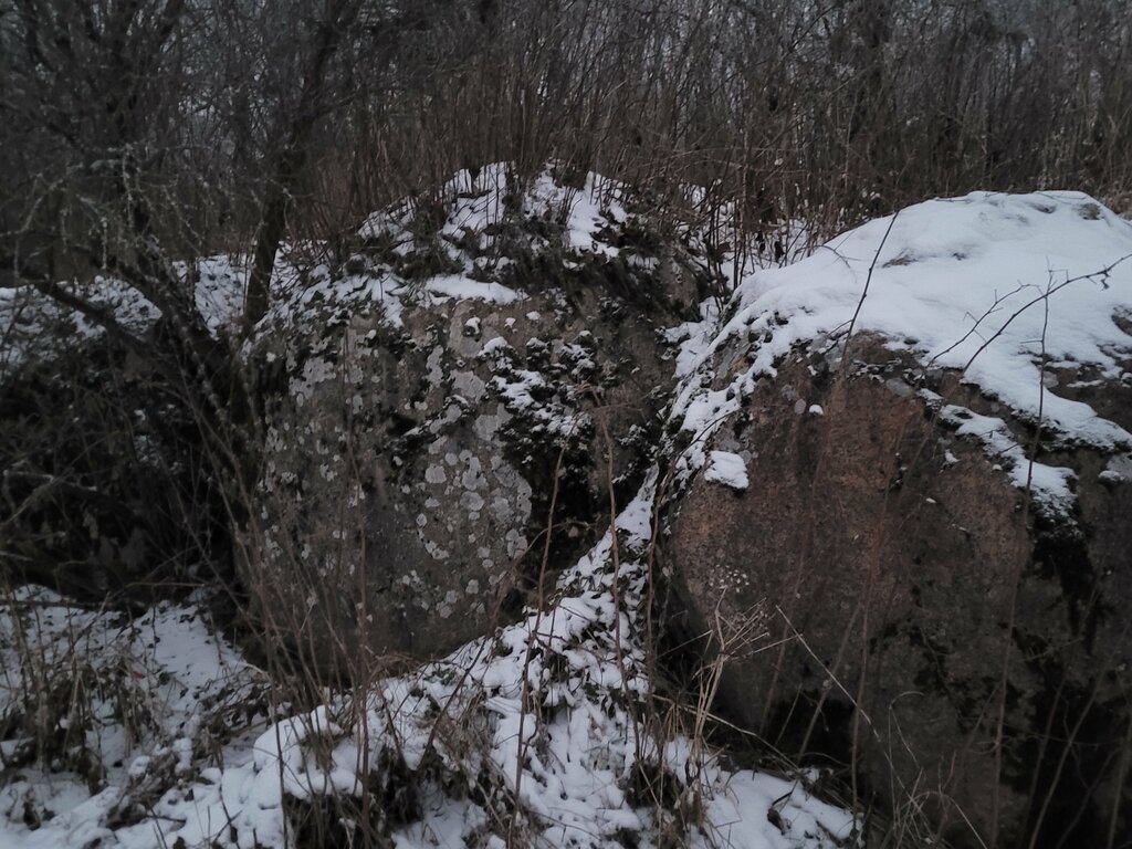 Turistik yerler Валунный фундамент хозяйственной постройки усадьбы Врангелей, Saint‑Petersburg ve Leningradskaya oblastı, foto