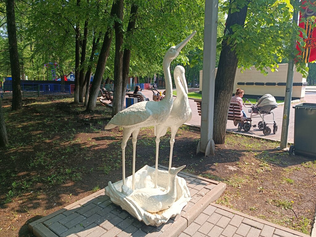 Park, sokak heykeli Leylekler, Ufa, foto