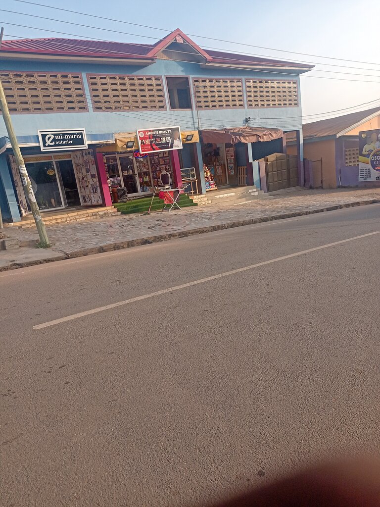 Giyim mağazası Emi-maria Couturier, Akra, foto