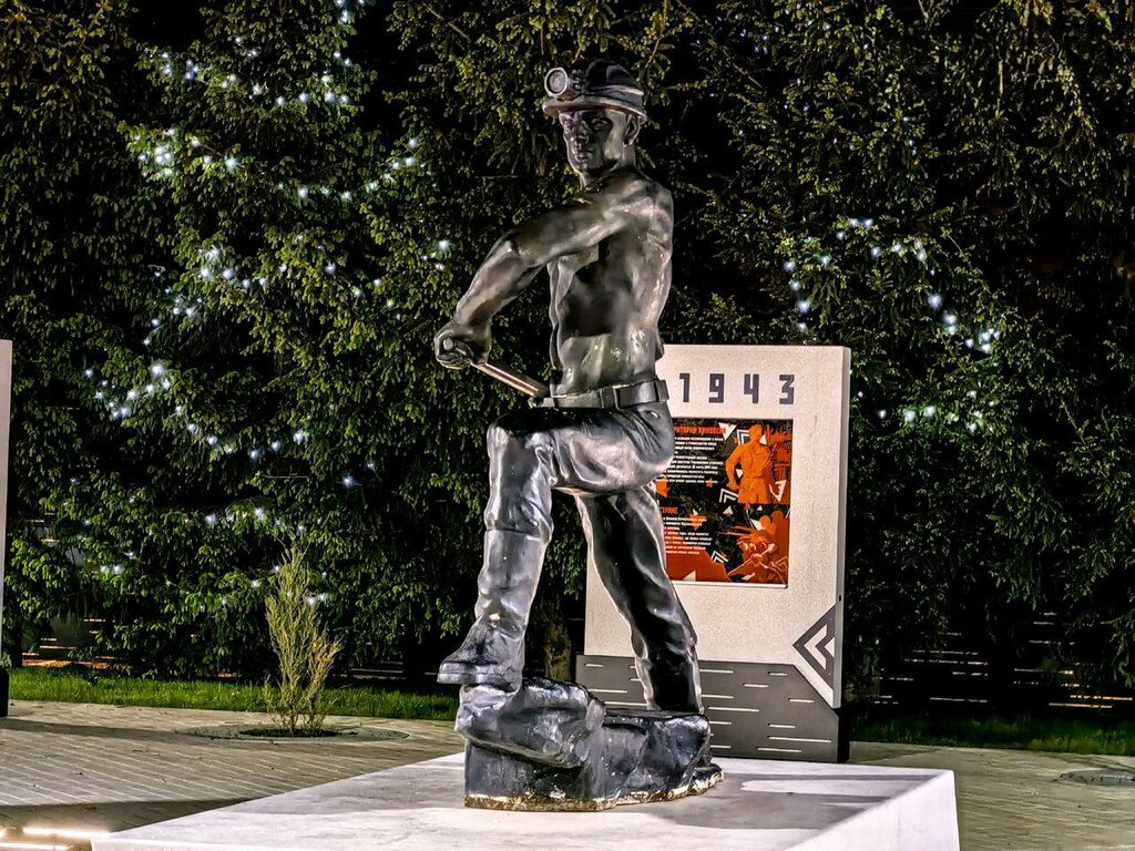 Anıt, heykel Шахтёр, Kimovsk, foto