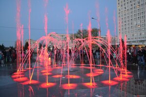 Светомузыкальный фонтан (Volgograd Region, Volzhsky, Lenin Square), çeşme  Voljski'den