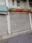 H. W (Brazzaville, Commune de Poto-Poto, Batéké Rue), yapı mağazası  Brazzaville'den