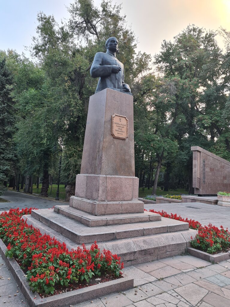 Anıt, heykel Bust of I. V. Panfilov, Almatı, foto