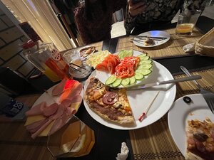 На раи́оне (70 Let Oktyabrya Street No:1/1, posyolok Lugovoye), kafe  Kaliningradskaya oblastından