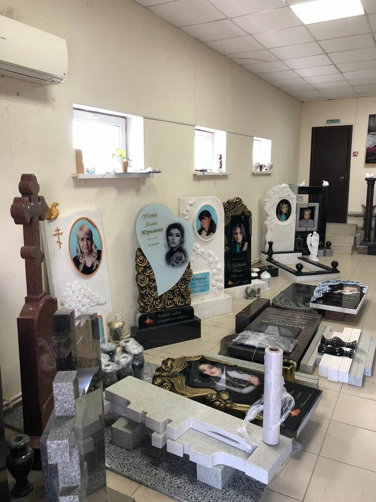 Heykel ve mezarlık taşı üreticileri Andrey Andronov's Granite Workshop, Volgograd, foto