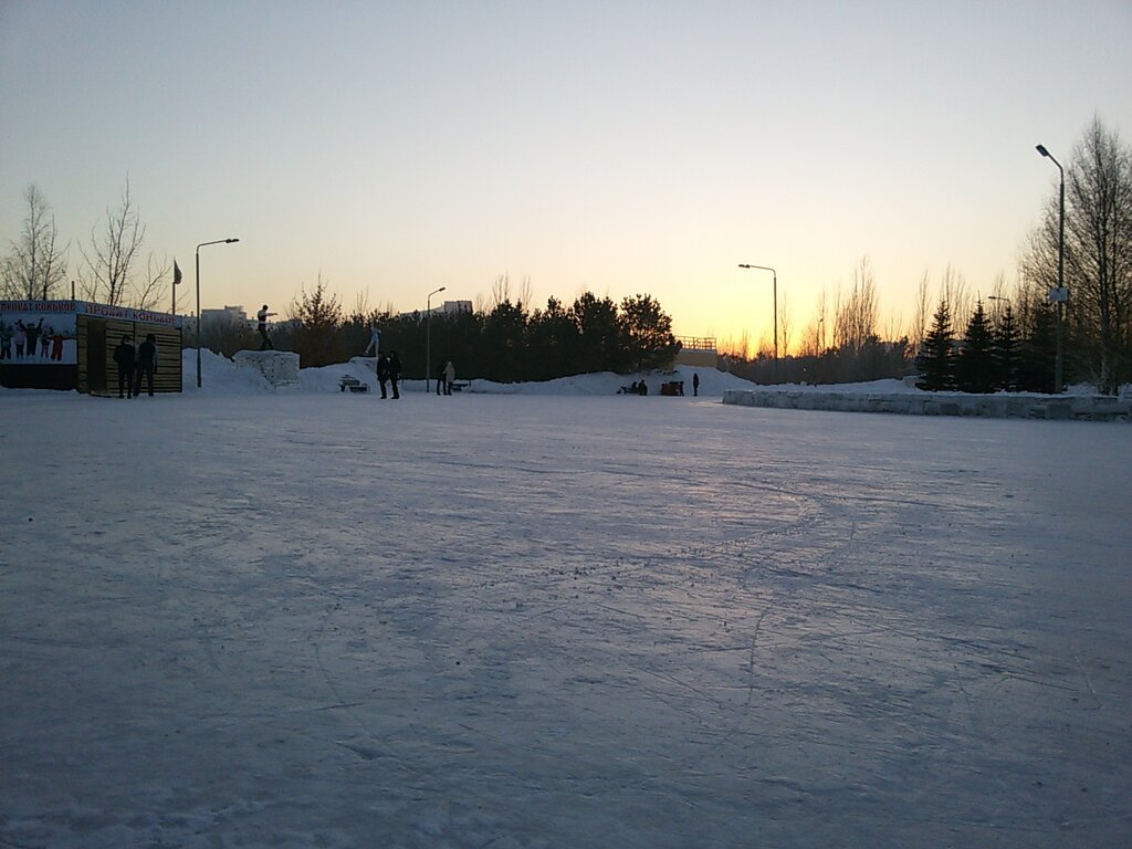 Buz pateni pistleri Skating rink in Zheruyk Park, Astana, foto