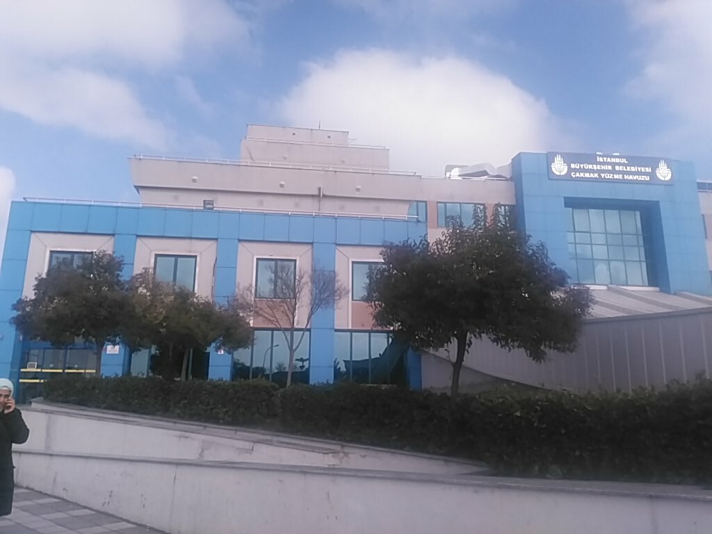 Yüzme havuzları İstanbul Büyükşehir Belediyesi Çakmak Yüzme Havuzu, İstanbul, foto