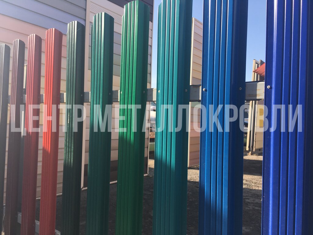 Çitler, parmaklıklar Metallicheski shtaketnik, Maykop, foto