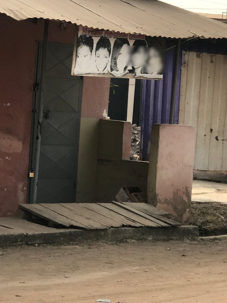 Güzellik salonu Nyame ne hene salon, Akra, foto