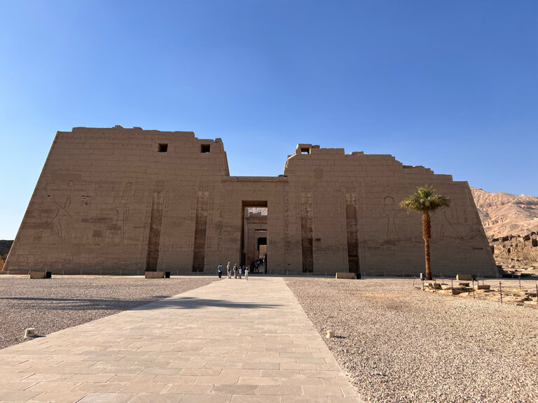 Turistik yerler Medinet Habu Temple, El‑Uksur, foto