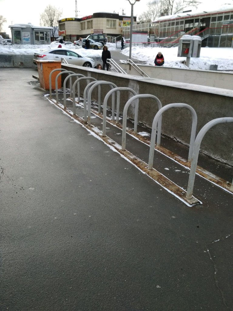 Bisiklet park yerleri Velosipednaya parkovka № 17008 metro Dmitrovskaya, Moskova, foto