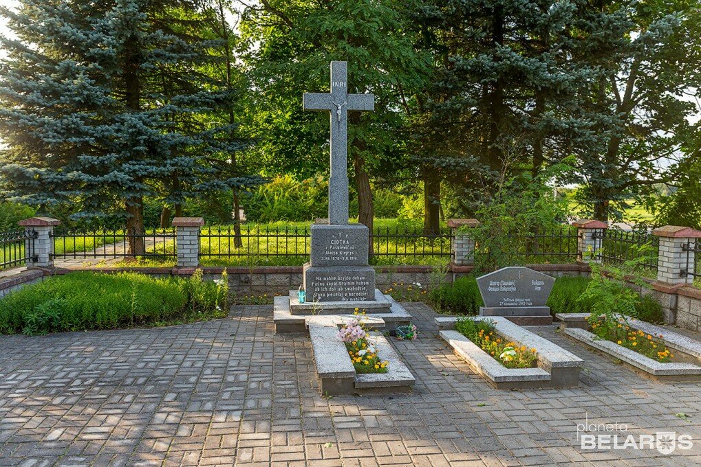 Park, sokak heykeli Могила Алоизы Пашкевич, Grodnenskaya oblastı, foto