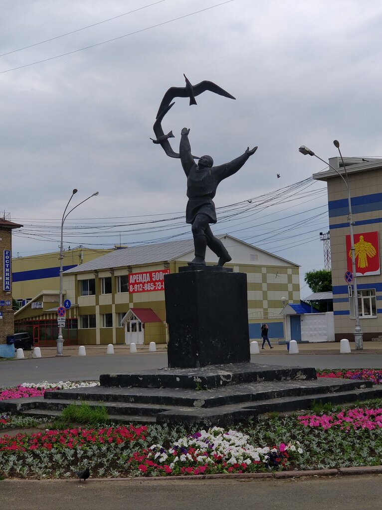 Park, sokak heykeli Young Man with Bird, Syktivkar, foto