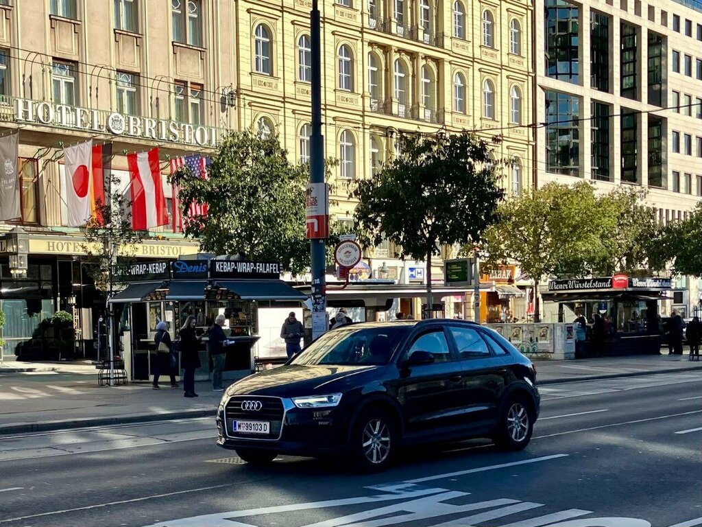 Toplu taşıma durağı Oper, Karlsplatz, Viyana, foto