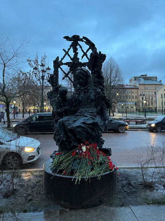 Anıt, heykel Блокадному учителю, Saint‑Petersburg, foto
