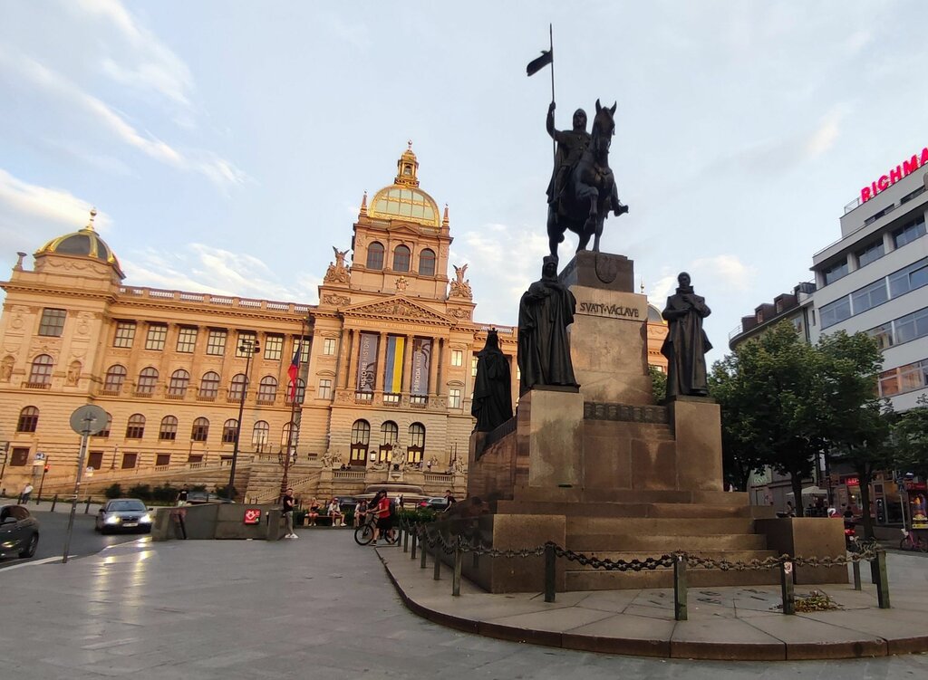Park, sokak heykeli Svatý Vojtěch, Prag, foto