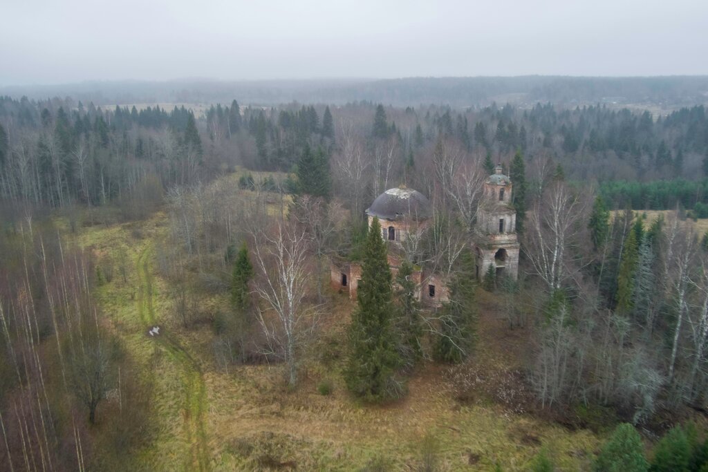 Ortodoks kiliseleri Tserkov Voskreseniya Khristova V Valuyevo, Kostromskaya oblastı, foto