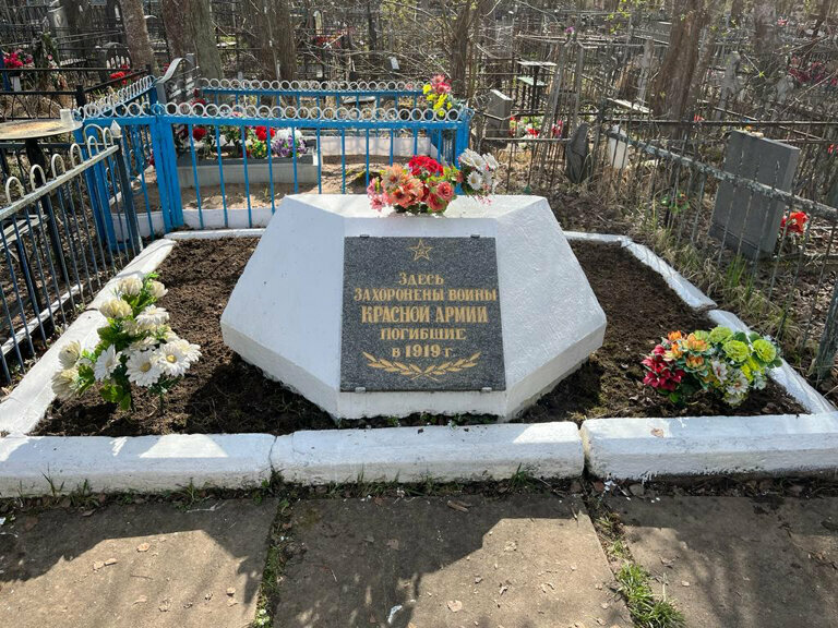 Anıt, heykel Братское захоронение красноармейцев, погибших в 1919 г., Saint‑Petersburg ve Leningradskaya oblastı, foto