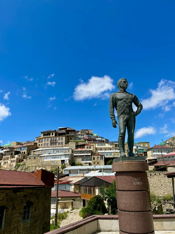 Anıt, heykel Памятник Али Алиеву, Dağıstan, foto