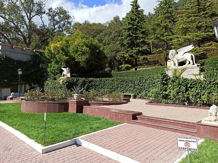 Park, sokak heykeli Грифон с фолиантом, Kırım Cumhuriyeti, foto