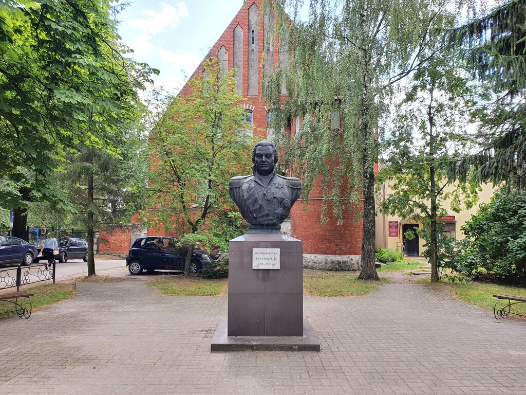 Anıt, heykel Михаил Илларионович Кутузов, Pravdinsk, foto