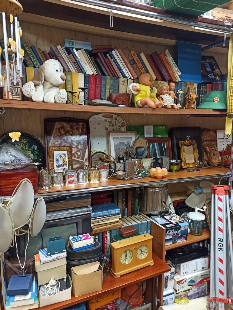 Antikacı dükkanları Komissiony magazin Antikrizis, Saint‑Petersburg, foto