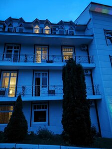 Korona Altaya (Naberezhnaya ulitsa No:1А, posyolok Katun), otel  Altayski krayından