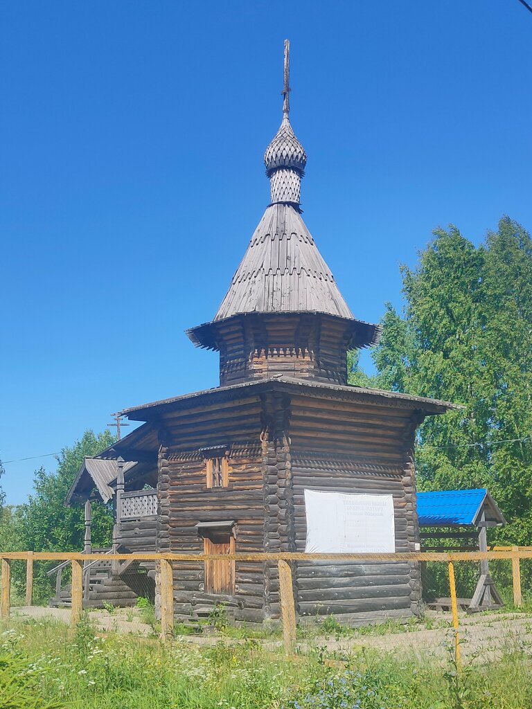 Şapel, haç anıtı Chapel of the Tikhvin Icon of Our Lady, Arhangelskaya oblastı, foto