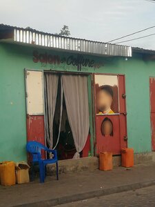 Salon de coiffure mixte (Brazzaville, Commune de Moungali, Rue Loubomo), berberler  Brazzaville'den