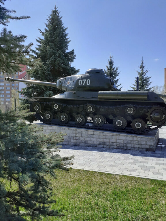 Teknoloji anıtı Тяжёлый танк ИС-2, Nijnekamsk (Tüben Kama), foto