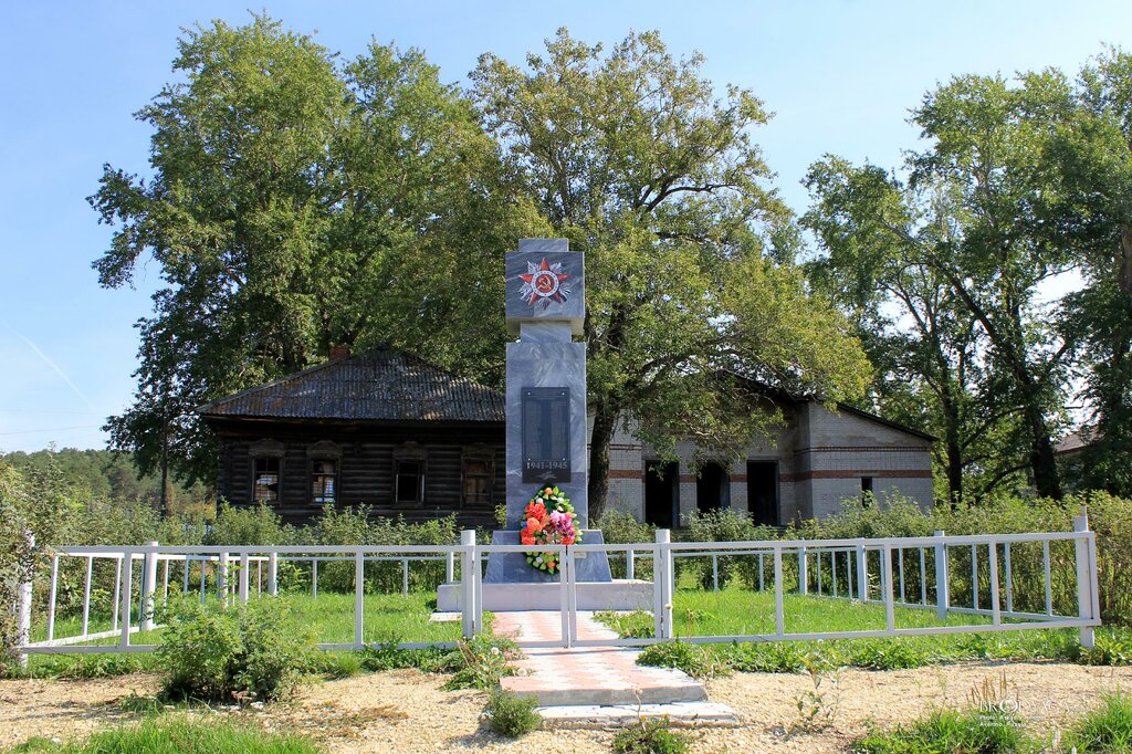 Anıt, heykel Обелиск воинам-землякам, павшим в годы Великой Отечественной войны, Sverdlovskaya oblastı, foto