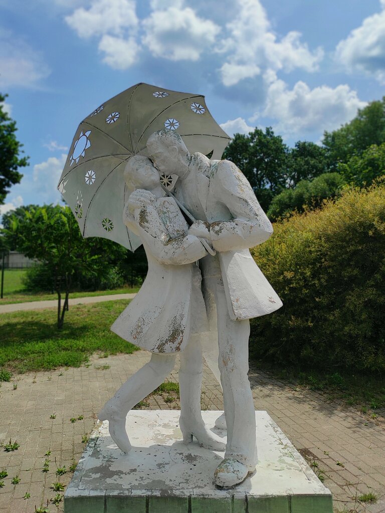 Park, sokak heykeli A couple under an umbrella, Gomel, foto