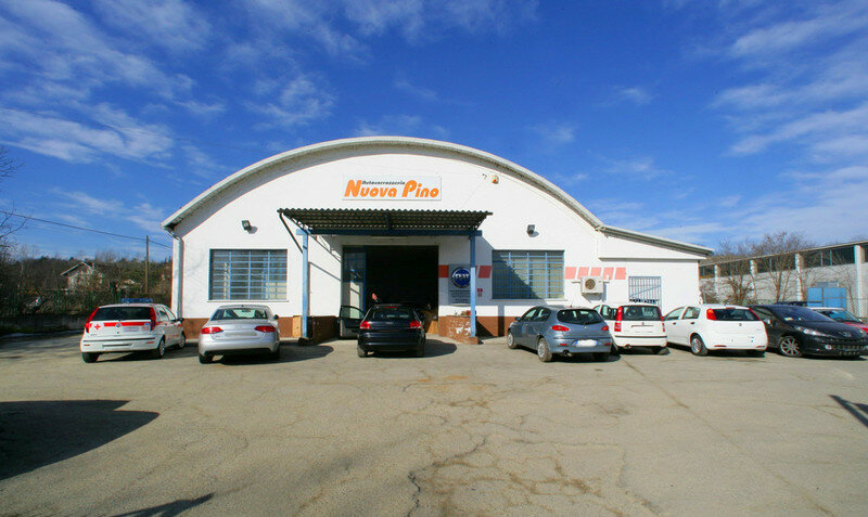 Oto kiralama Nuova Autocarrozzeria Pino, Piyemonte, foto