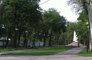 Yubileyny Park (Dnipropetrovska Region, Kryvyi Rih, Yuvileinyi park), kültür ve eğlence parkları  Krivoi Rog'dan