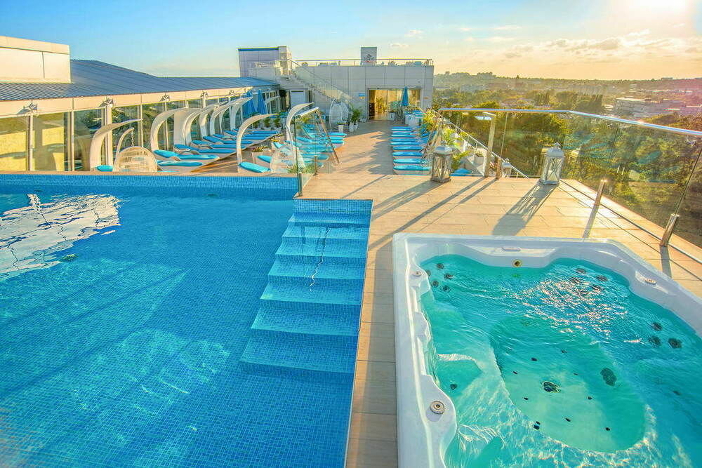 Otel Hotel & SPA NEMO with dolphins, Harkiv, foto