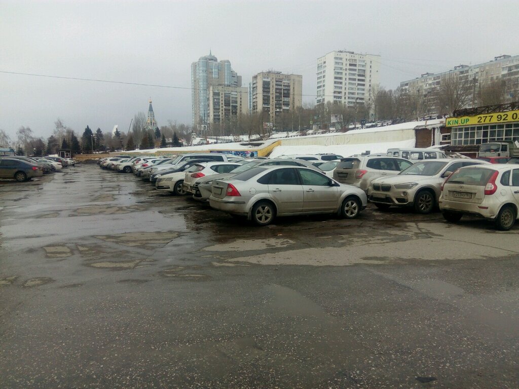 Otoparklar Razvlekatelny kompleks Kinap Avtostoyanka, Samara, foto