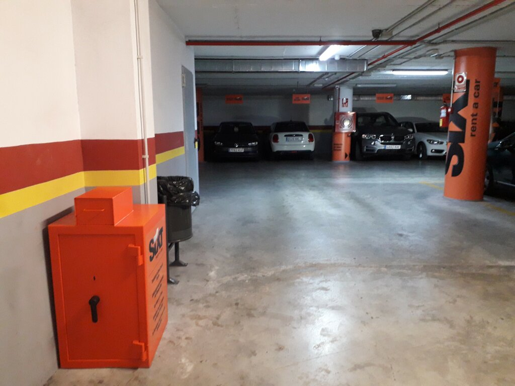 Kamyon ve ağır vasıta satış ve servis firmaları Sixt Alquiler De Coches y Furgonetas Málaga Renfe, Malaga, foto
