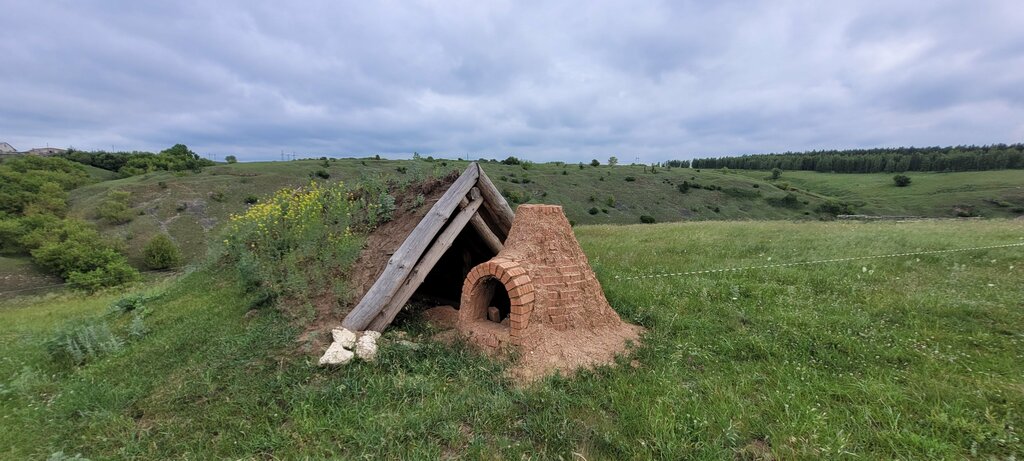 Turistik yerler Реконструкция жилища эпохи бронзы, Lipetskaya oblastı, foto
