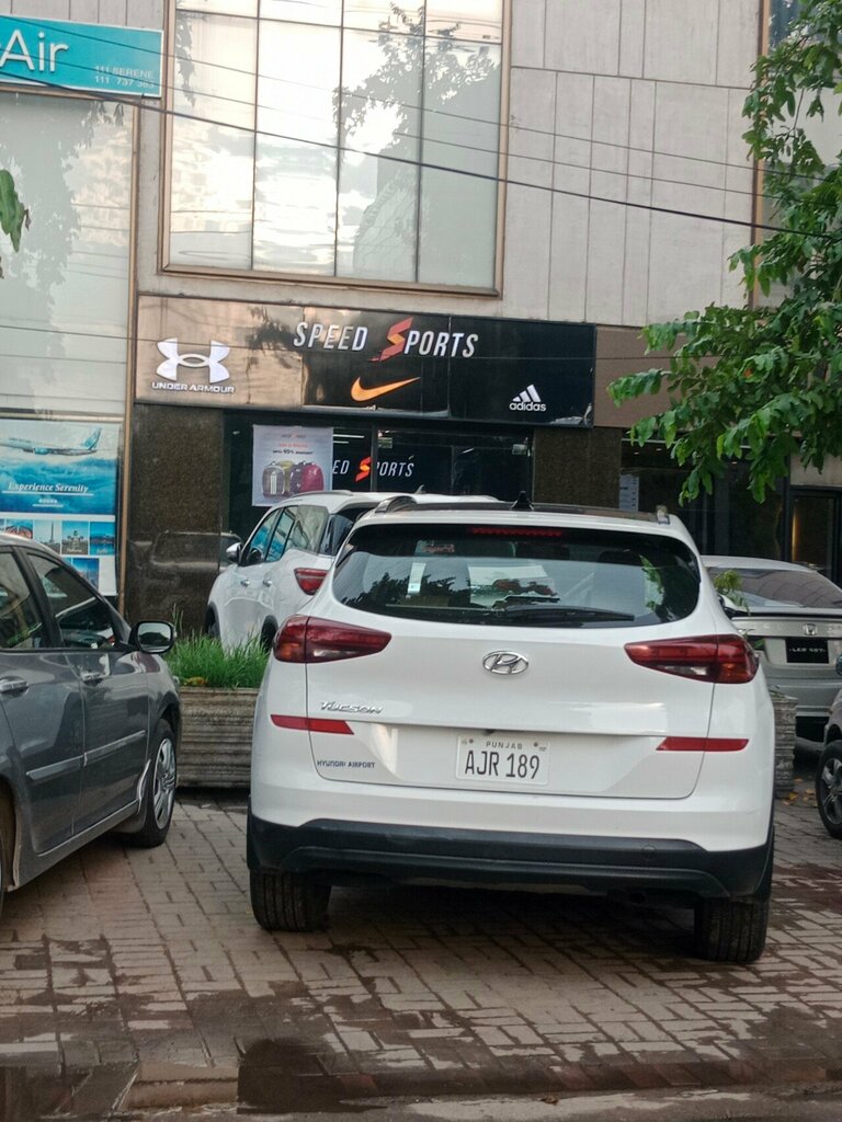 Spor giyim ve ayakkabı Speed and Sports, Lahor, foto