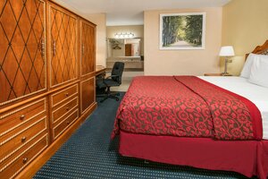 Howard Johnson Hotel by Wyndham Victoria (310 Gorge Road East,Victoria,British Columbia V8T 2W2,), otel  Victoria'dan