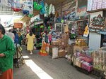 Central Market (Tumonbay Baizakov Avenue No:30/5), gıda pazarı  Celalabat'tan