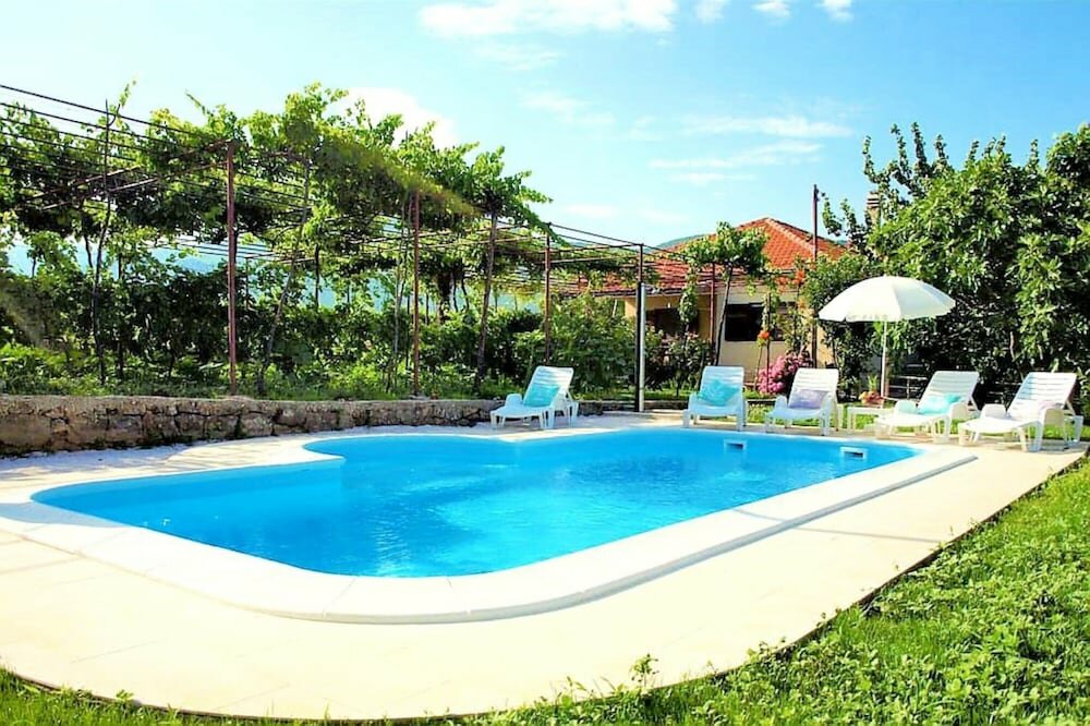 Otel Sunflower House With a Pool and Large Garden, , foto