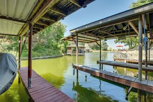 Waterfront Granbury Home w 3 Decks & Lake Access! (Texas, Hood County), otel  Texas'tan
