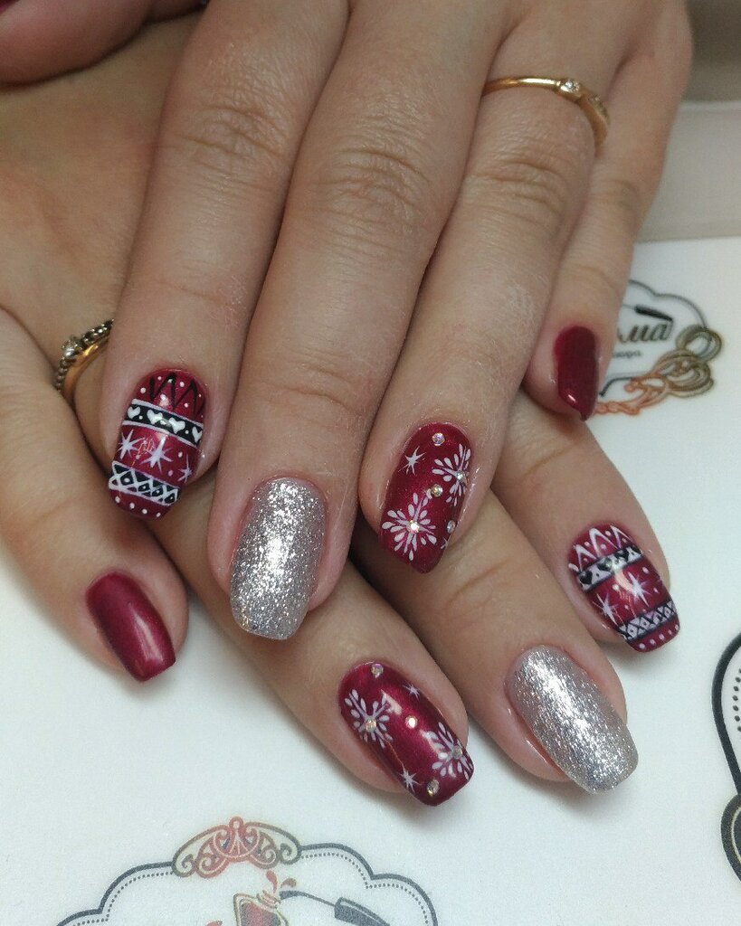 Manikür-pedikür Studiya manikyura Khokhloma, Saint‑Petersburg, foto