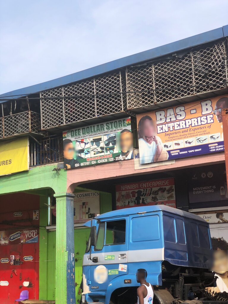 Büyük mağazalar Dee Dollar Store, Akra, foto